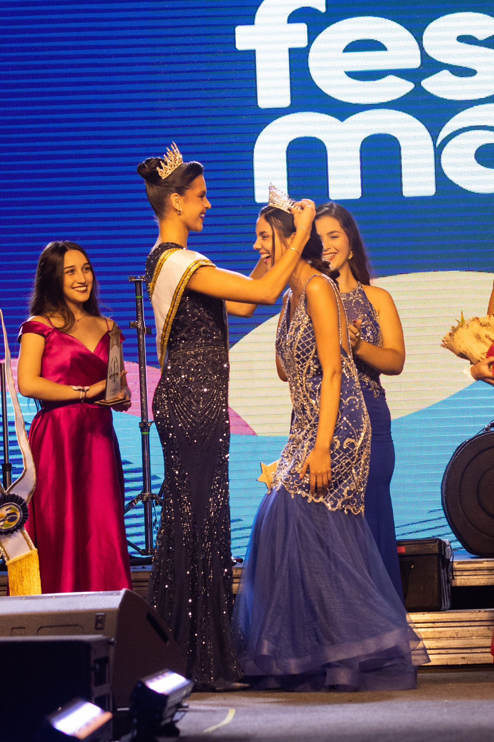 Embaixadora do Festimar, Emilly Baumbach, passa a faixa do concurso ...